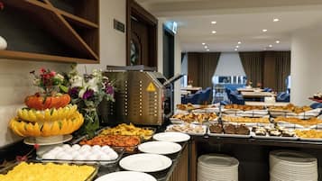 Café da manhã com buffet grátis todos os dias