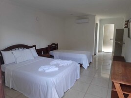 Quarto Quádruplo Standard, 1 quarto, no rés do chão | Cortinas/cortinados opacos, ferro/tábua de engomar, Wi-fi grátis