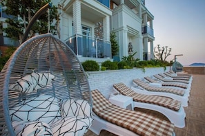 Piscina externa sazonal, guarda-sóis, espreguiçadeiras