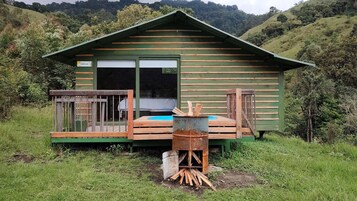 Cabana de Madeira Deluxe, 1 cama king-size, piscina privativa, vista para a montanha | Lençóis de algodão egípcio, roupa de alta qualidade, edredões de penas 