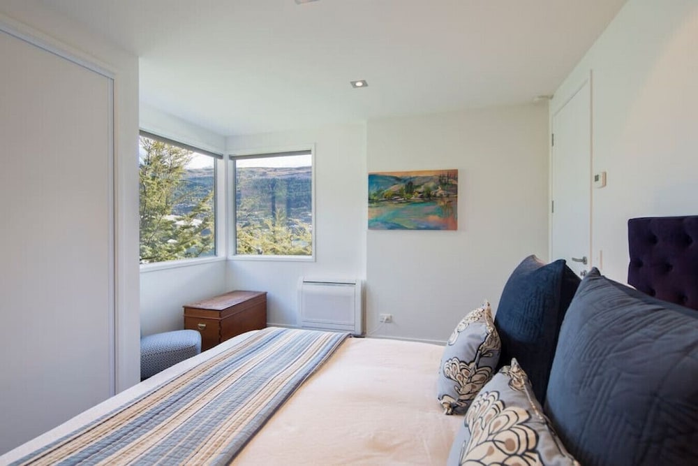 Sunnyside Vista | Sunny Spacious Home With Spa - Queenstown