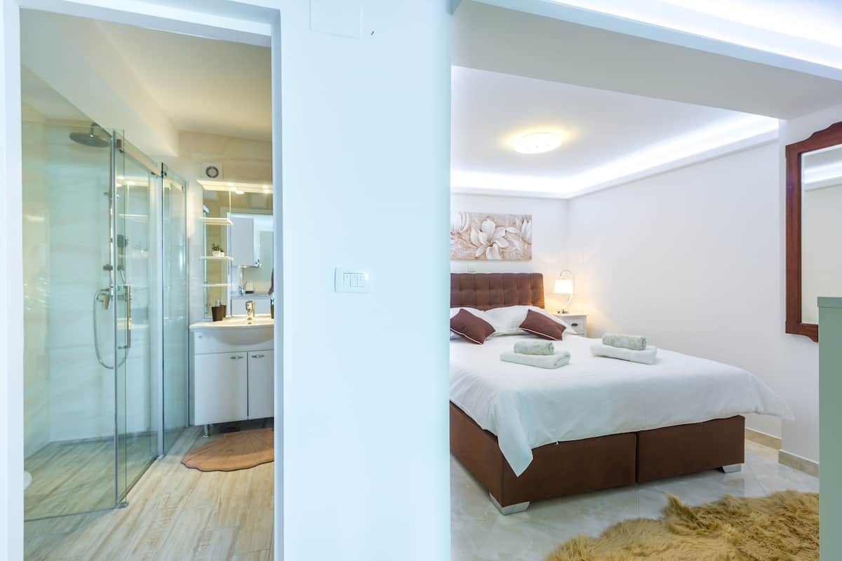 Apartamento Design, vista para o mar | Sala de estar | Televisor de ecrã plano de 81 polegadas com canais via satélite