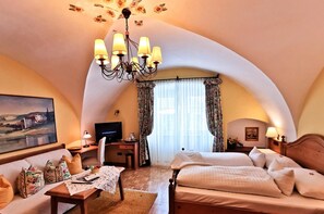 Roupas de cama antialérgicas, frigobar, cofres nos quartos