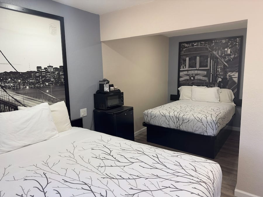 Escrivaninha, espaço de trabalho para notebook, quartos à prova de som