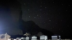 Várias cabanas sob um céu estrelado.