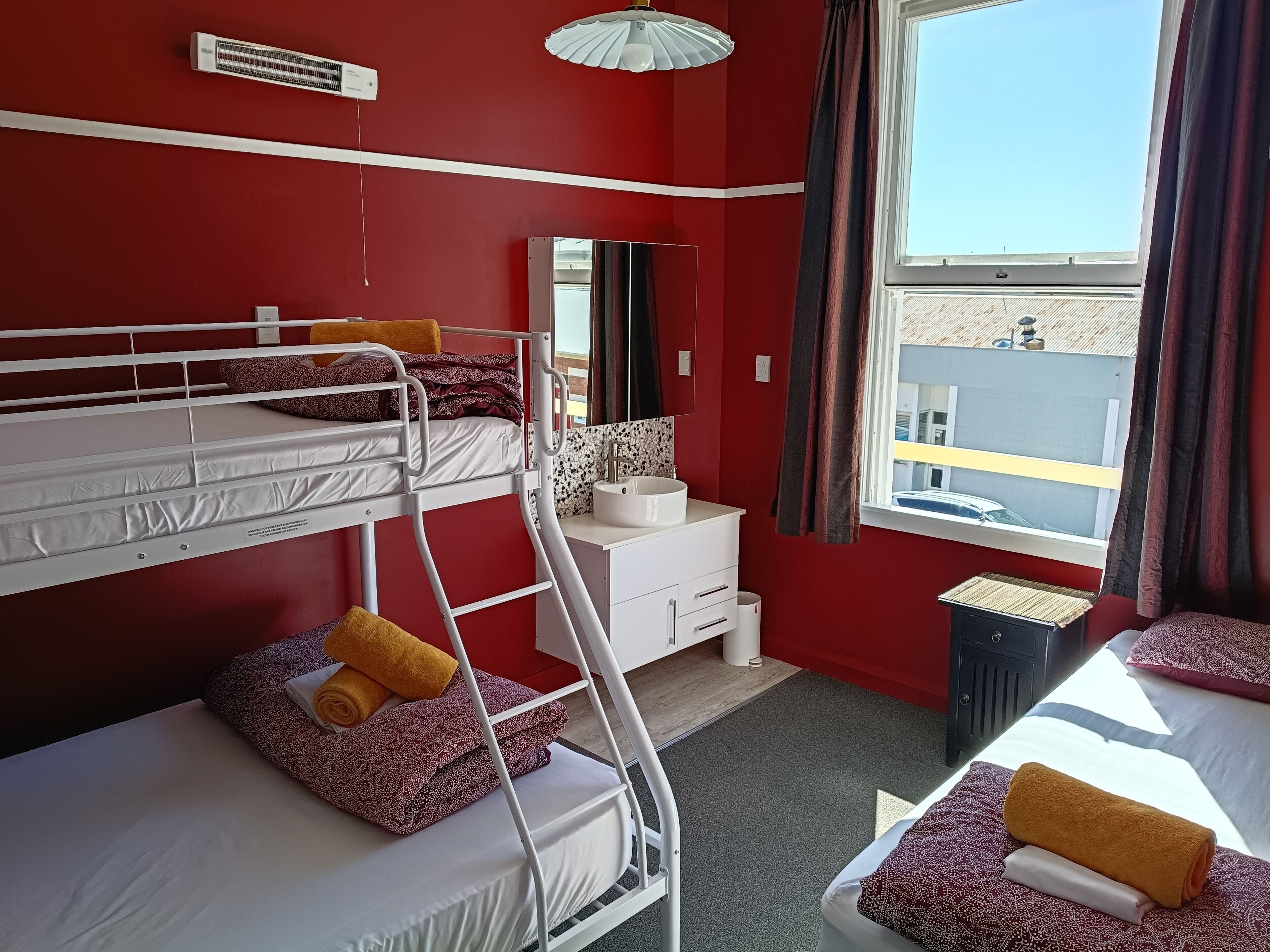 Quarto Familiar | Roupa de alta qualidade, Wi-fi grátis, roupa de cama fornecida 