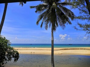 Perto da praia, praia de areia branca 