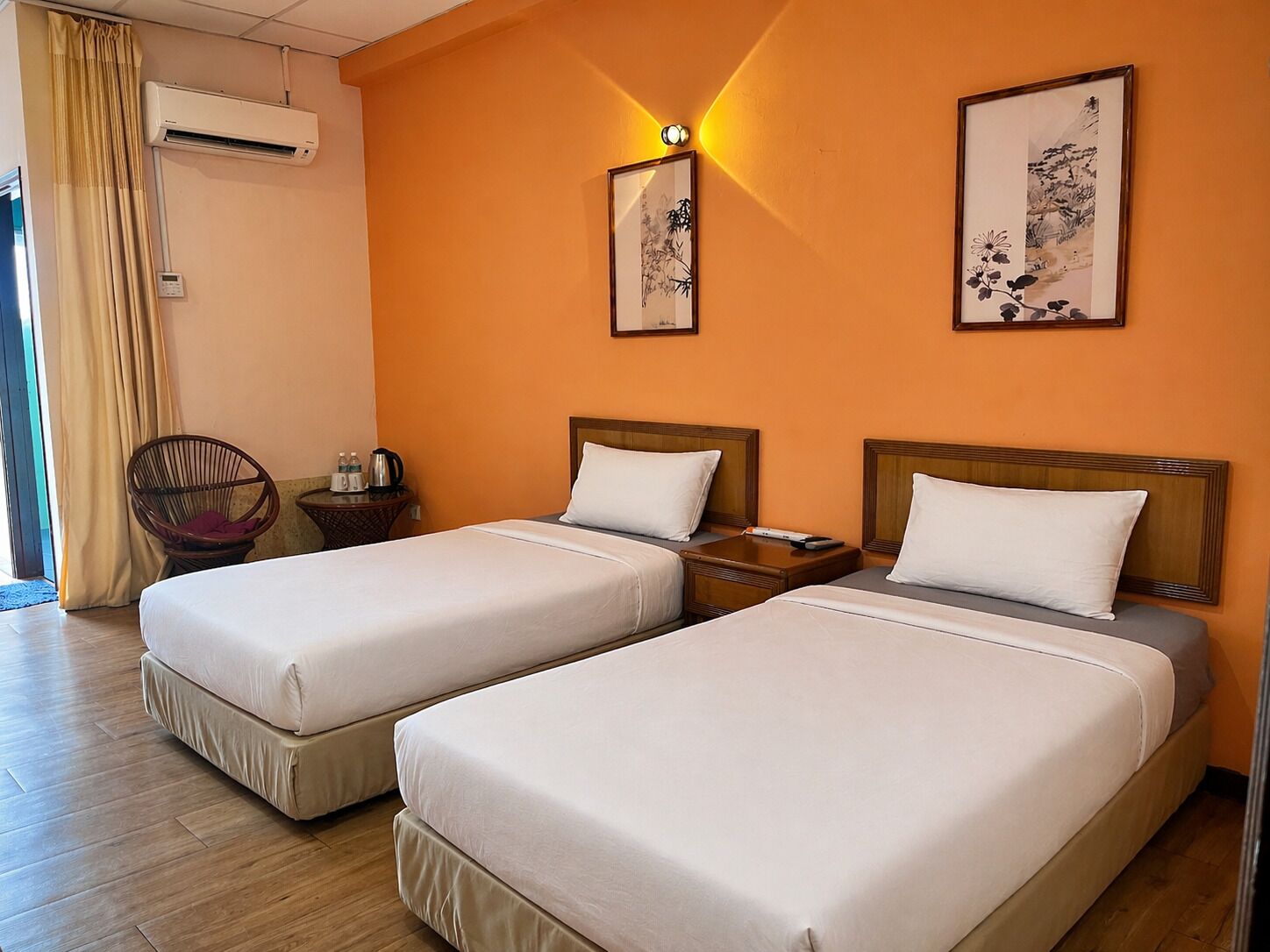 Quarto duplo luxo, sacada | Escrivaninha, espaço de trabalho para notebook, cortinas blackout