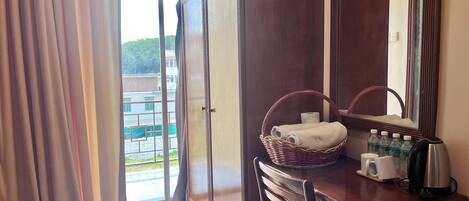 Quarto família, sacada | Escrivaninha, espaço de trabalho para notebook, cortinas blackout