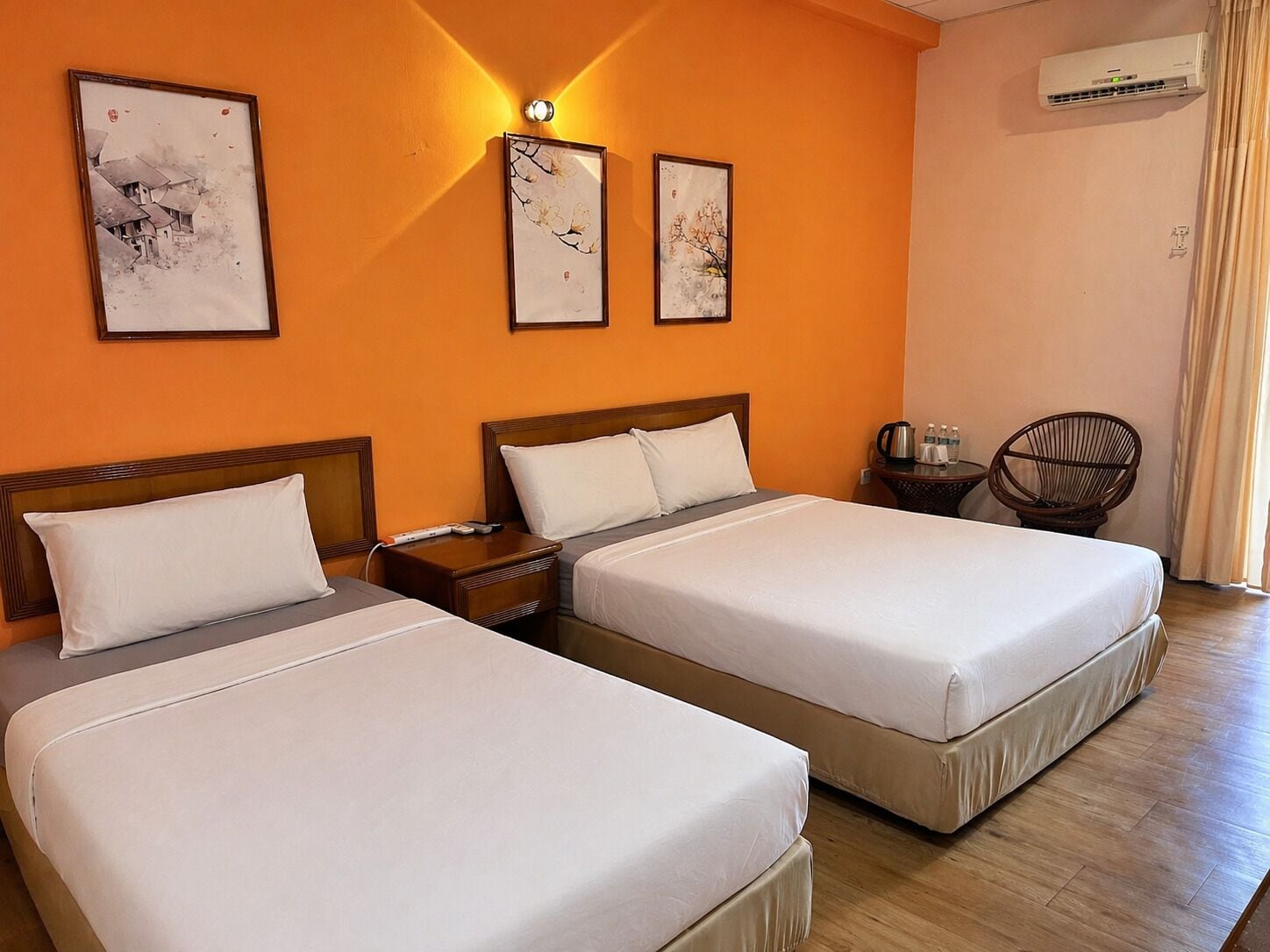 Quarto triplo luxo, sacada | Escrivaninha, espaço de trabalho para notebook, cortinas blackout