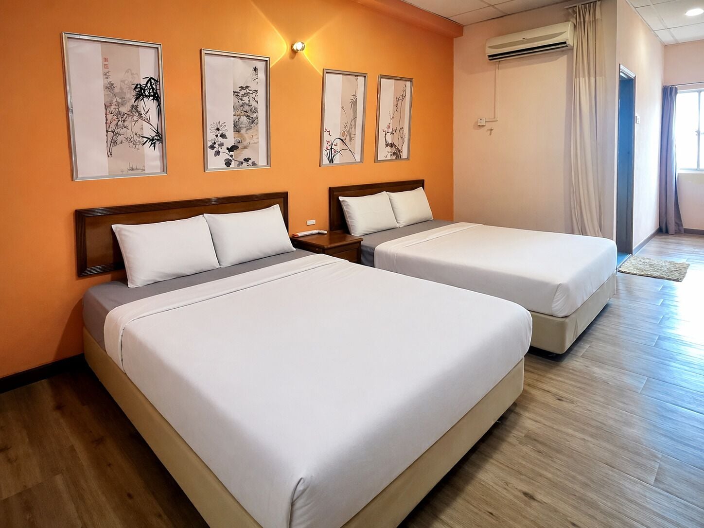 Quarto família (Deluxe) | Escrivaninha, espaço de trabalho para notebook, cortinas blackout