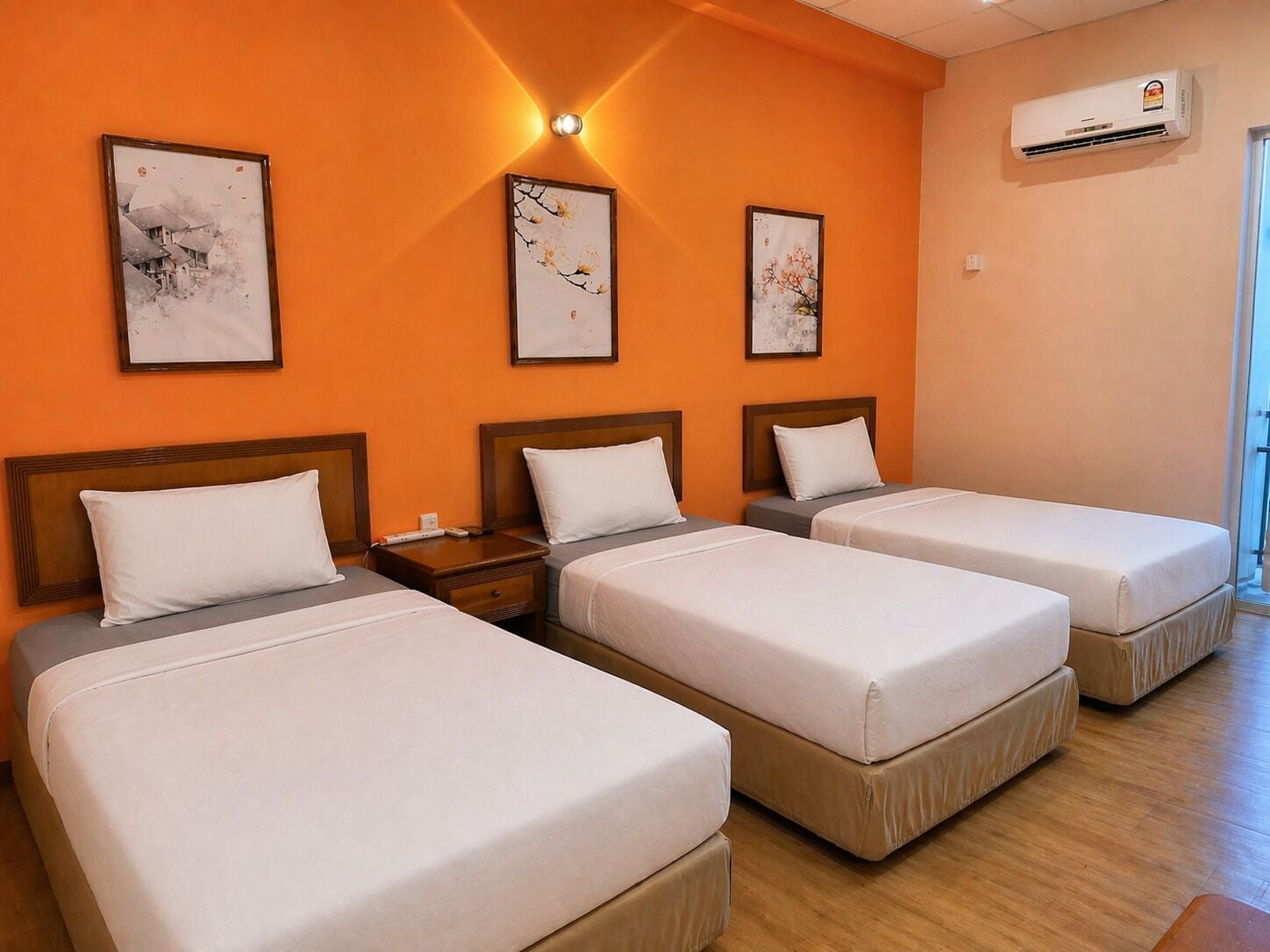 Quarto triplo, sacada | Escrivaninha, espaço de trabalho para notebook, cortinas blackout