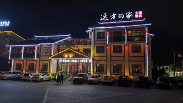 Fachada do alojamento (tarde/noite)