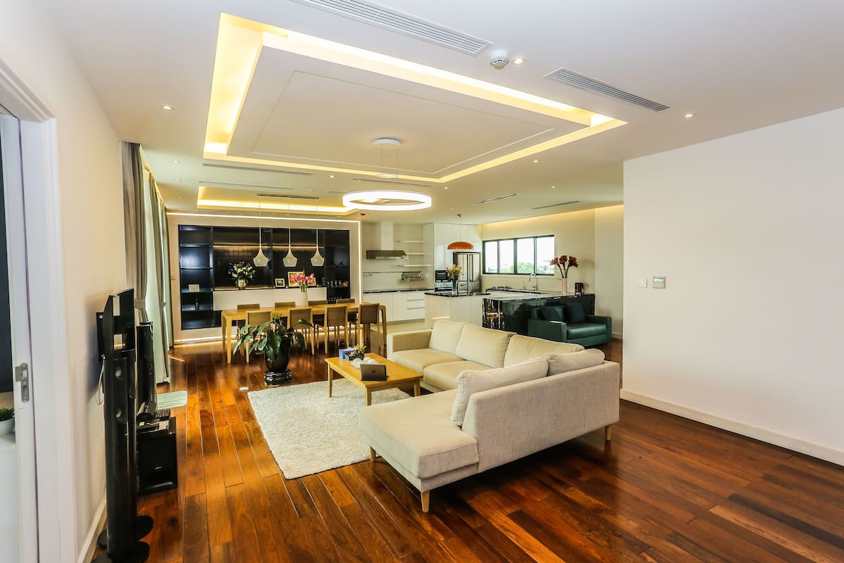 Uma sala de estar moderna com sofá, mesa de centro e televisão.