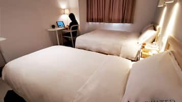 Quarto Triplo, casa de banho partilhada | Edredões de penas, secretária, cortinas/cortinados opacos, Wi-fi grátis