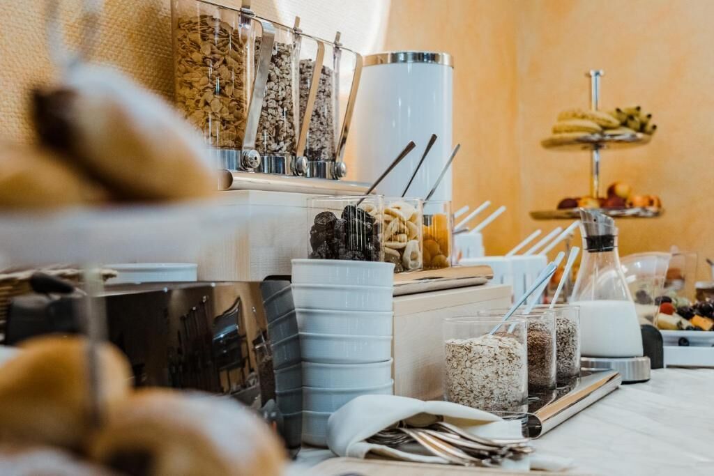 Uma mesa de buffet com diversos alimentos e recipientes.