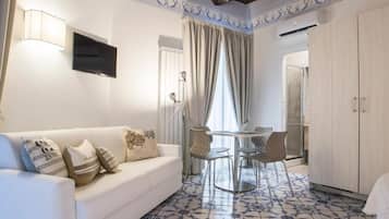 Suite-Estúdio | Minibar, cofre no quarto, com decoração personalizada
