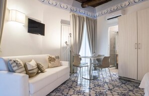 Suite-Estúdio | Minibar, cofre no quarto, com decoração personalizada 
