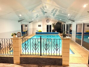 Piscina interior, uma piscina aquecida, guarda-sóis, espreguiçadeiras 