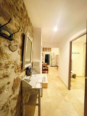 Quarto Duplo Superior, vista para o pátio | Comodidade do quarto
