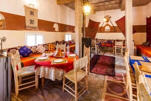 2 restaurantes, pequenos-almoços servidos, cozinha local 