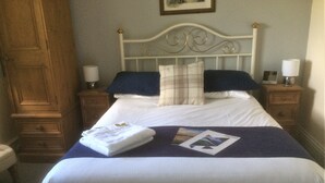 Quarto casal standard (Room 3) | Wi-Fi de cortesia, roupa de cama