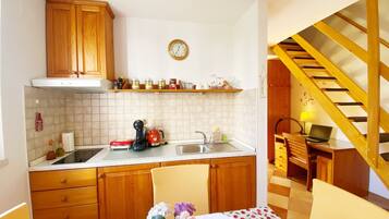 Apartamento, 2 quartos, varanda | Cozinha privada | Um frigorífico, um micro-ondas, uma placa de cozinha