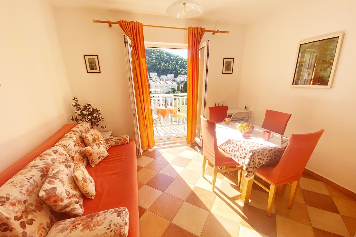 Apartamento, 2 quartos | Cozinha privada | Um frigorífico, um micro-ondas, uma placa de cozinha
