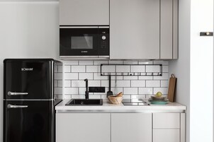 Spacious Studio Home | Cozinha privada | Um frigorífico, uma placa de cozinha, uma máquina de lavar louça 