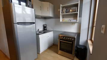 Apartamento família (F4 rdc D) | Cozinha privada | Geladeira, micro-ondas, fogão, cooktop