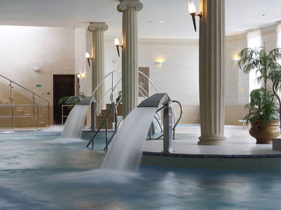 Piscina interior, da(s) 10:00 à(s) 21:00, espreguiçadeiras