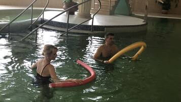 Piscina interna, espreguiçadeiras