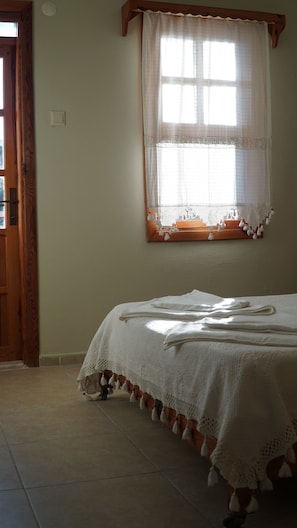 Quarto Duplo ou Twin Standard, vista para o jardim | Wi-fi grátis, roupa de cama fornecida 