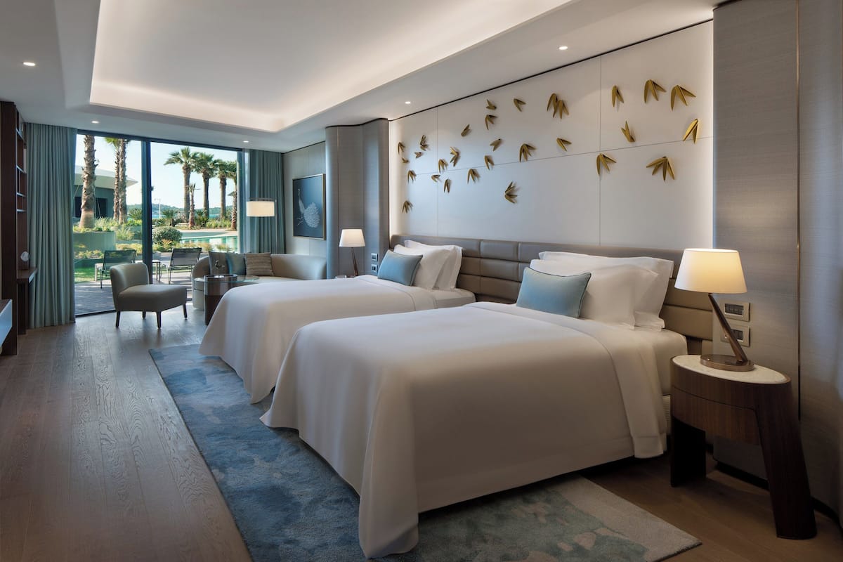 Quarto, 2 camas queen-size, varanda, vista para o mar | Piscina | 2 piscinas exteriores, toldos gratuitos, guarda-sóis 