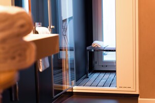 Suíte real | Banheiro | Banheira, chinelos, toalhas de banho 