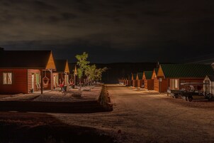 Fachada da propriedade à noite