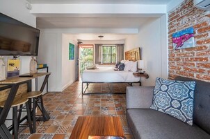 Suite-Estúdio Deluxe, 1 cama king-size, varanda, vista para o pátio | Lençóis de algodão egípcio, roupa de alta qualidade, edredões de penas 