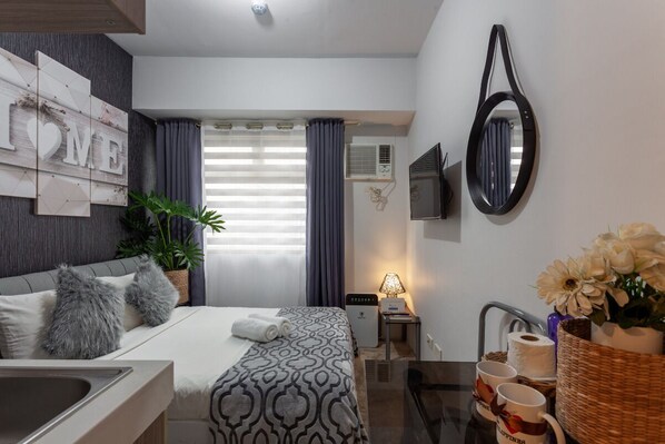 Estúdio Básico, Vista para a cidade | Roupa de alta qualidade, secretária 