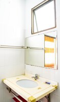 Chuveiro, produtos de toalete grátis, secador de cabelo, chinelos