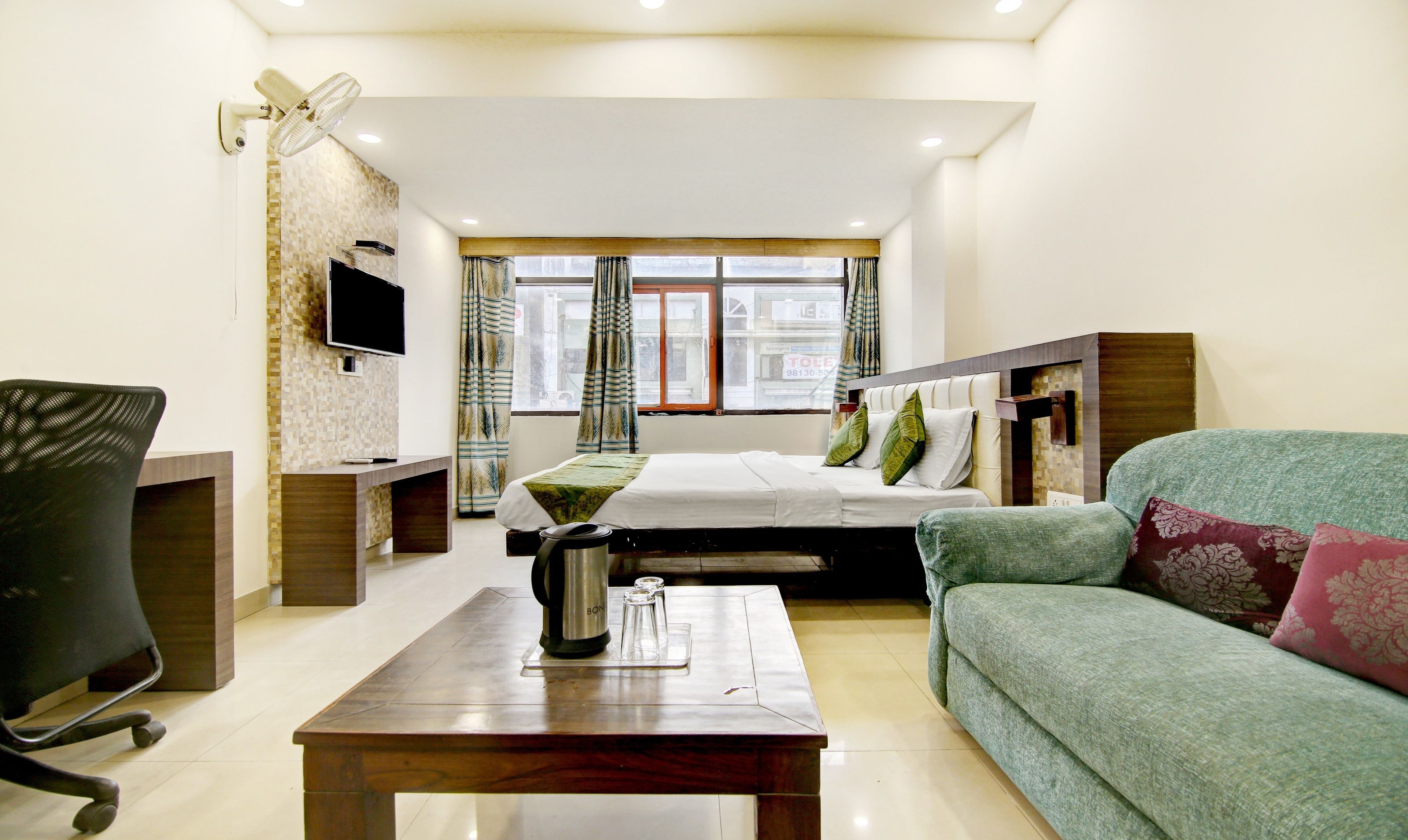 Quarto luxo | Escrivaninha, Wi-Fi de cortesia, roupa de cama