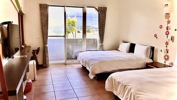 Quarto Quádruplo (B03) | Edredões de penas, secretária, cortinas/cortinados opacos