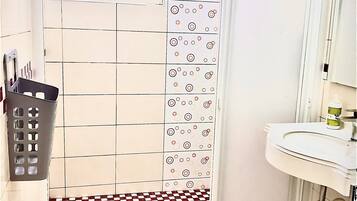 Quarto Quádruplo (B03) | Casa de banho | Um polibã, um chuveiro fixo, artigos de higiene pessoal grátis