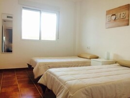 Casa Familiar, 3 quartos, vista para a piscina | Roupa hipoalergénica, edredões de penas, Wi-fi grátis