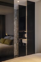 Quarto Duplo | Cofre com capacidade para portátil, cortinas/cortinados opacos