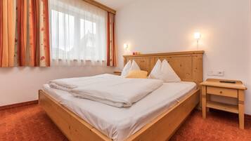 Apartamento Superior, 2 quartos, não fumadores, vista para a montanha | 2 quartos, roupa hipoalergénica, cofre com capacidade para portátil