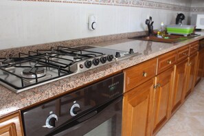 Um frigorífico/congelador grande, um micro-ondas, um forno 