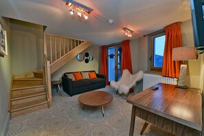 Duplex (Village View) | Sala de estar | TV de tela plana, brinquedos, livros