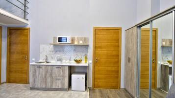 Um frigorífico, um micro-ondas, uma cafeteira/bule