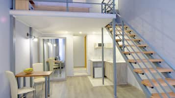 Quarto casal superior, sacada | Cofres nos quartos, escrivaninha, quartos à prova de som