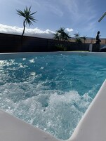 Piscina exterior, guarda-sóis, espreguiçadeiras 